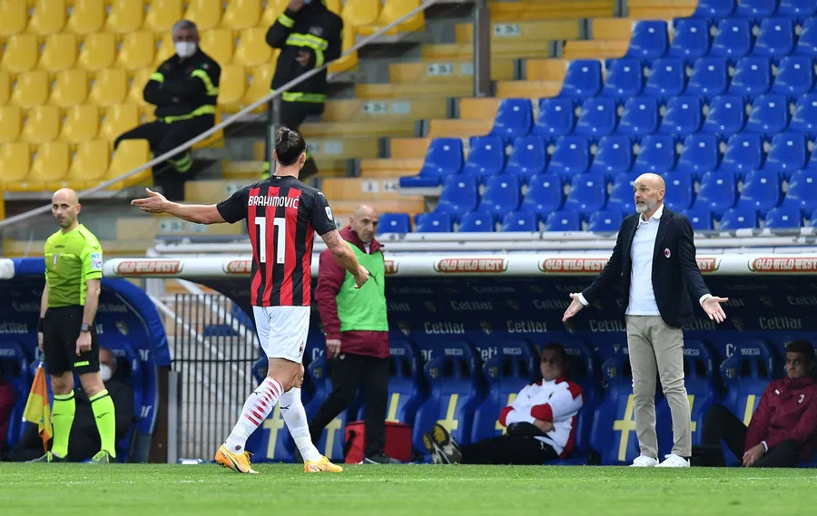 Ibrahimovic vol vragen van het veld na rode kaart bij winnend AC Milan