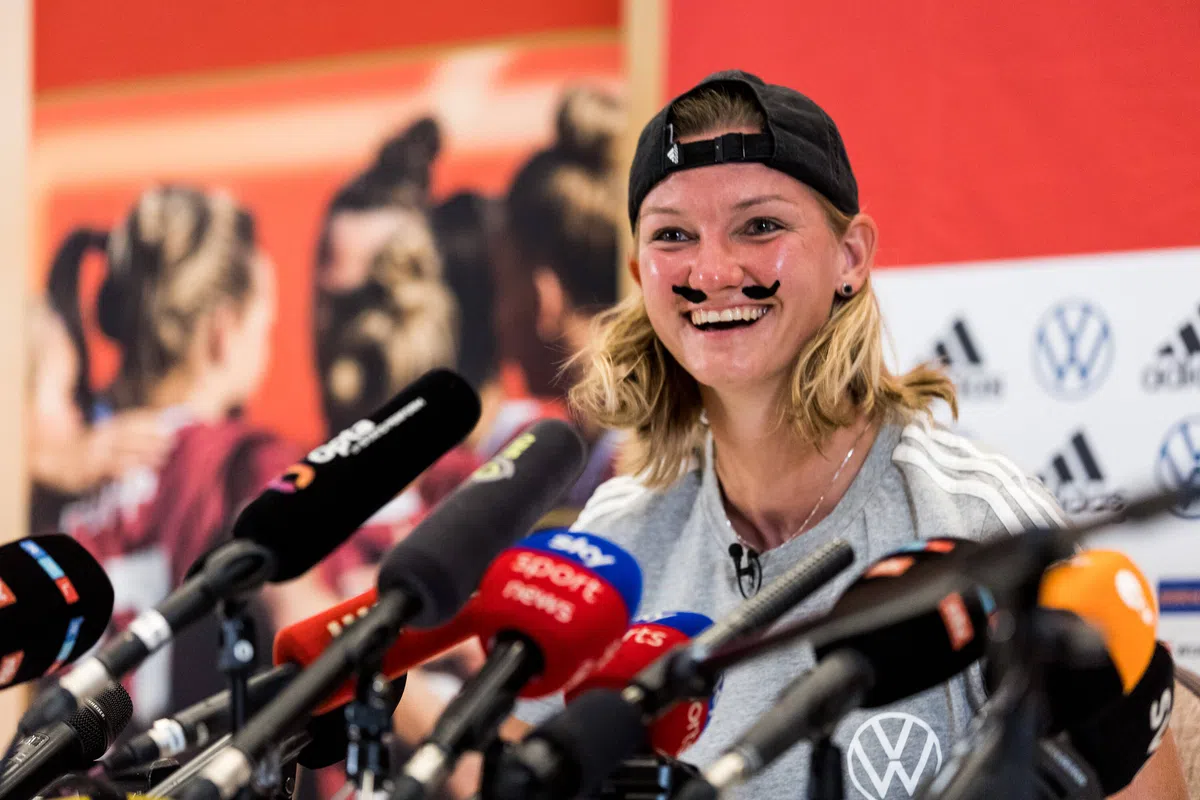 Plaksnor en baseballpet: 'Alexander Bopp' zorgt voor hilariteit op ...