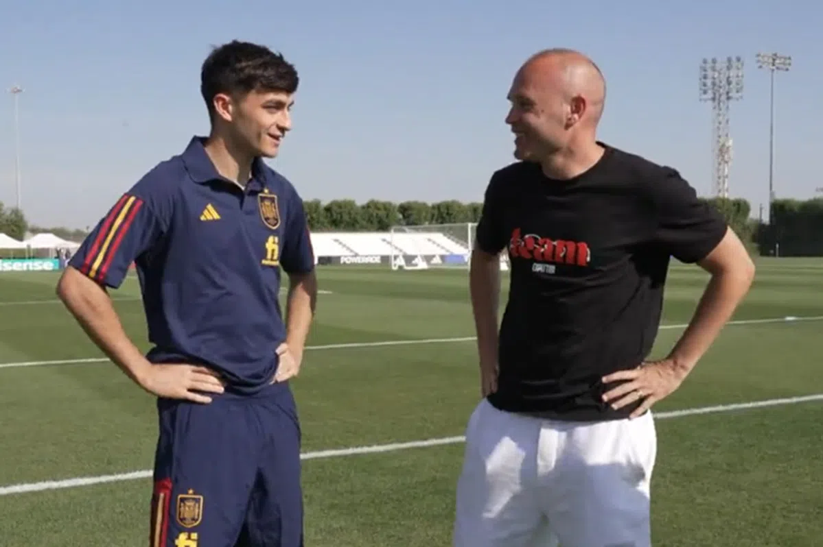 Iniesta bezoekt Spaanse ploeg: Pedri ontmoet zijn idool