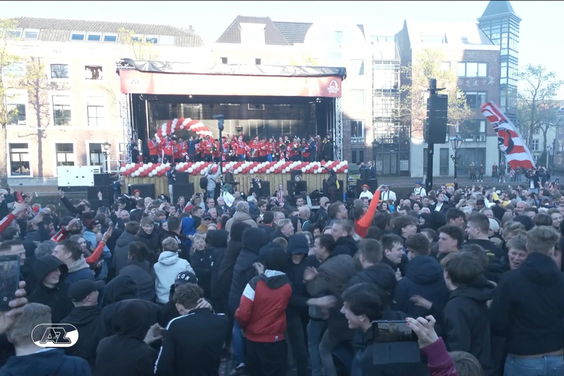 Youth League-winnaars van AZ door dolle heen tijdens huldiging in Alkmaar