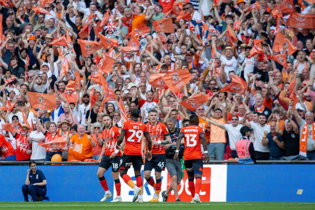 Luton Town debuteert na gewonnen strafschoppenserie in de Premier League