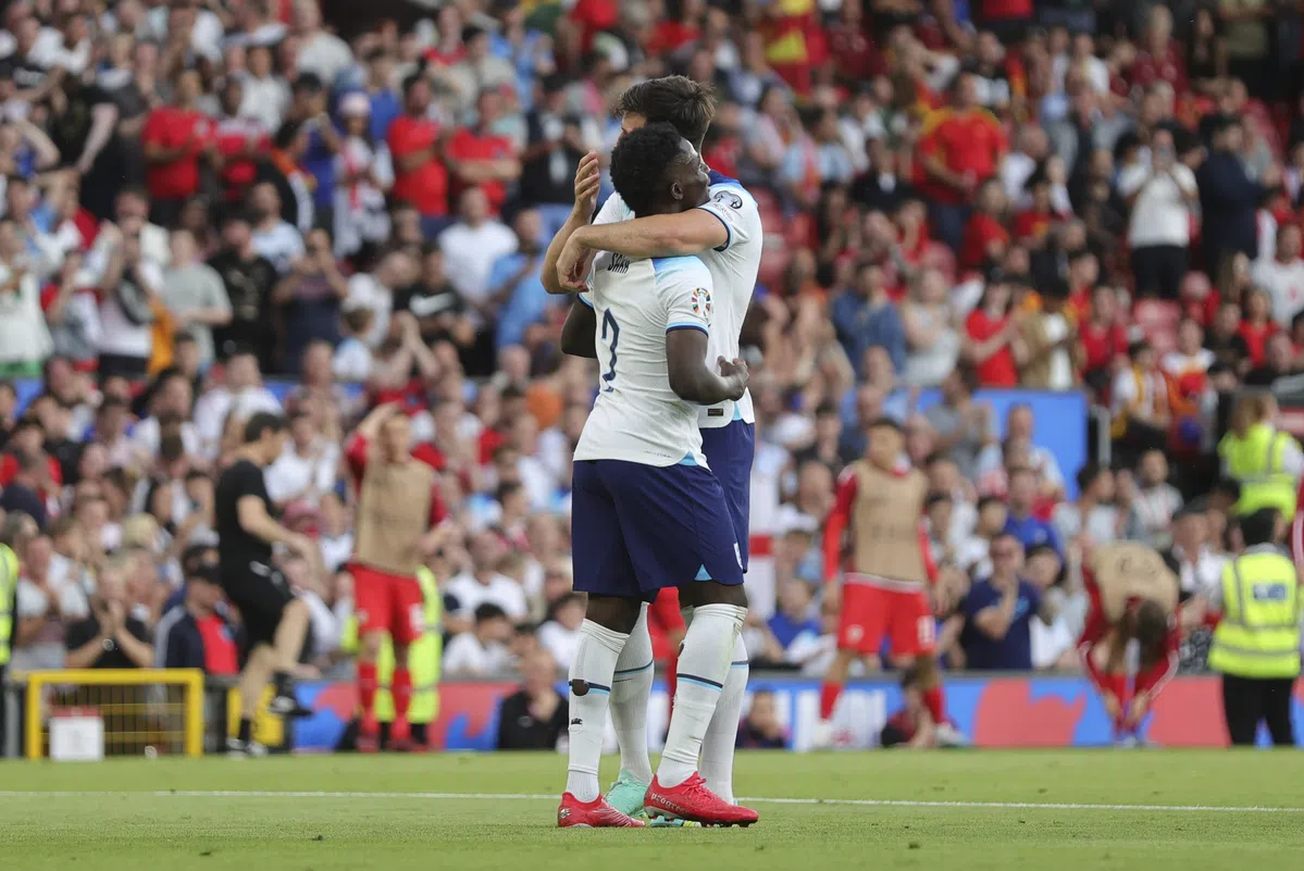 Hattrick hero Saka treedt in de voetsporen van Walcott en Wright