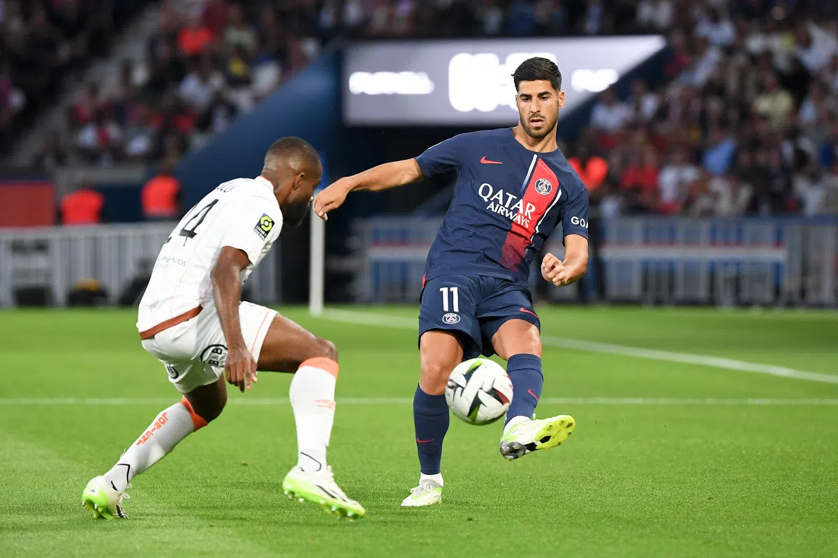 Mbappé kijkt toe hoe PSG zich op de eigen verjaardag blameert