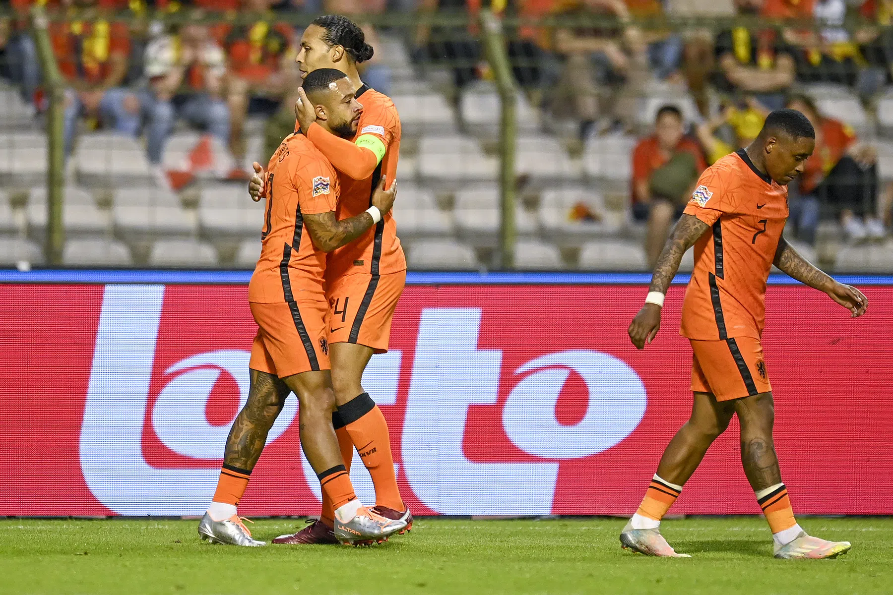 Van Dijk blij met rentree Memphis: 'Hij zat er vorige week lekker in'