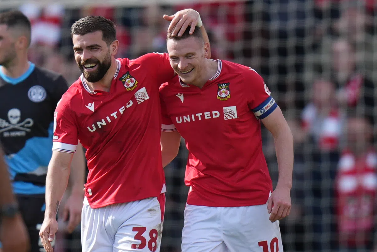 Succes Wrexham duurt voort: pitch invasion leidt nieuw promotiefeest in