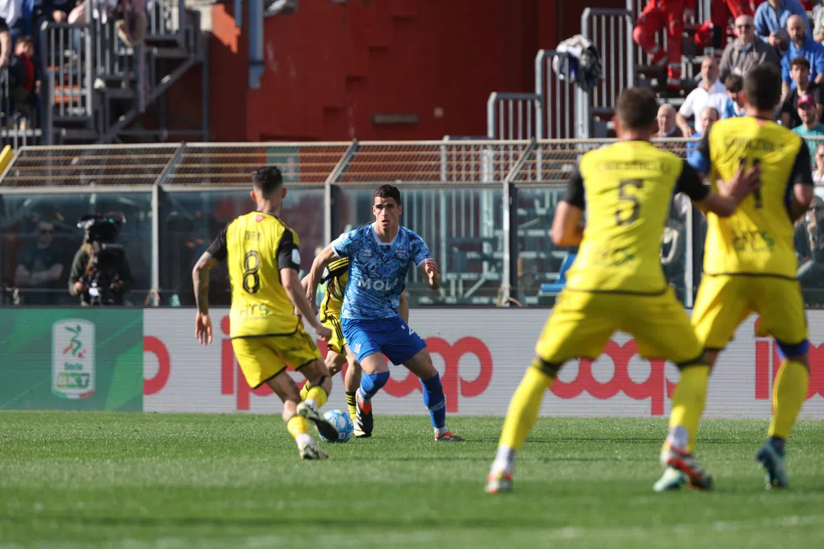 Cas Odenthal met Como dicht bij Serie A: 'Wij zijn de rijkste club van ...