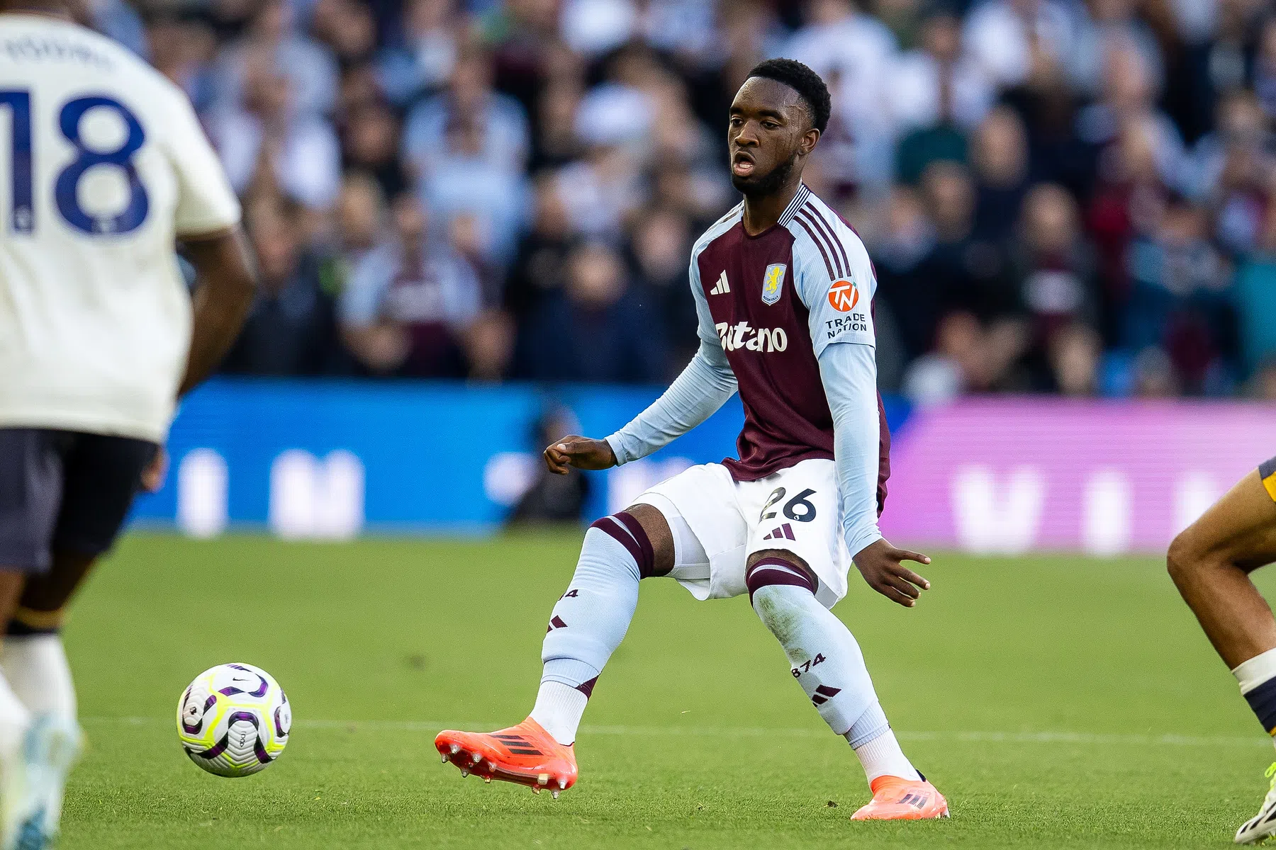 Lamare Bogarde (20) maakt Champions League-debuut voor Aston Villa