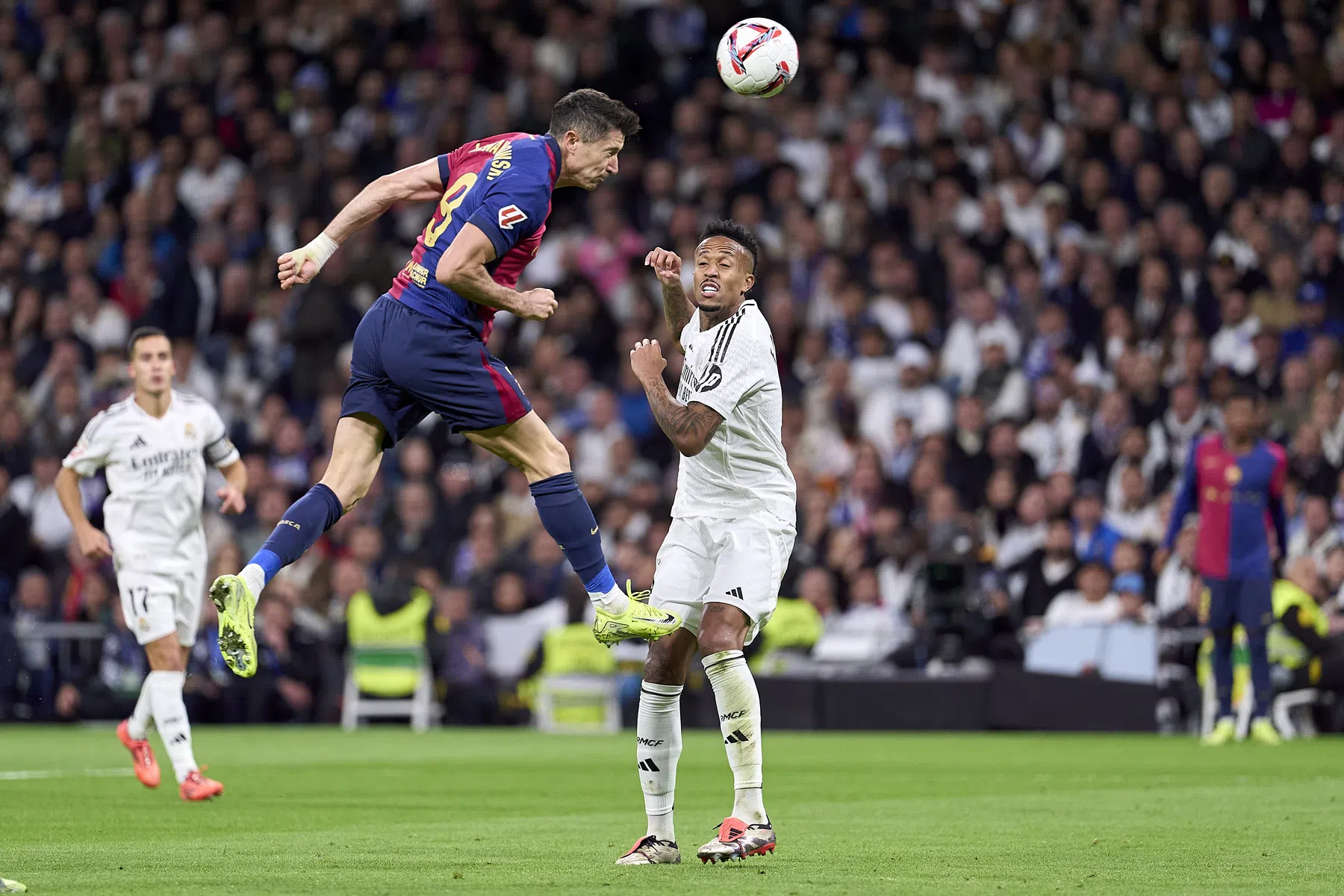 Barça vernedert Real Madrid in Bernabéu met vier goals in één helft