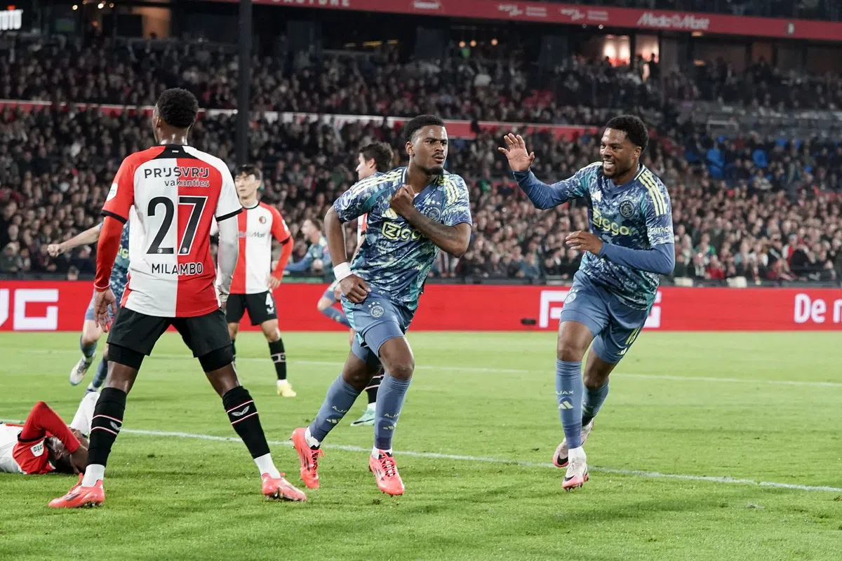 Defensief ijzersterk Ajax slaat Feyenoord al voor rust knock-out