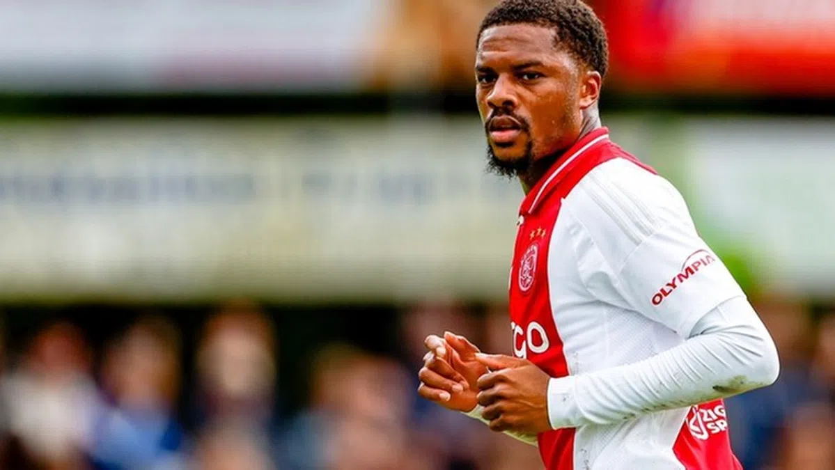 Ajax bevestigt vertrek Akpom: 'Wij begrijpen zijn wens'