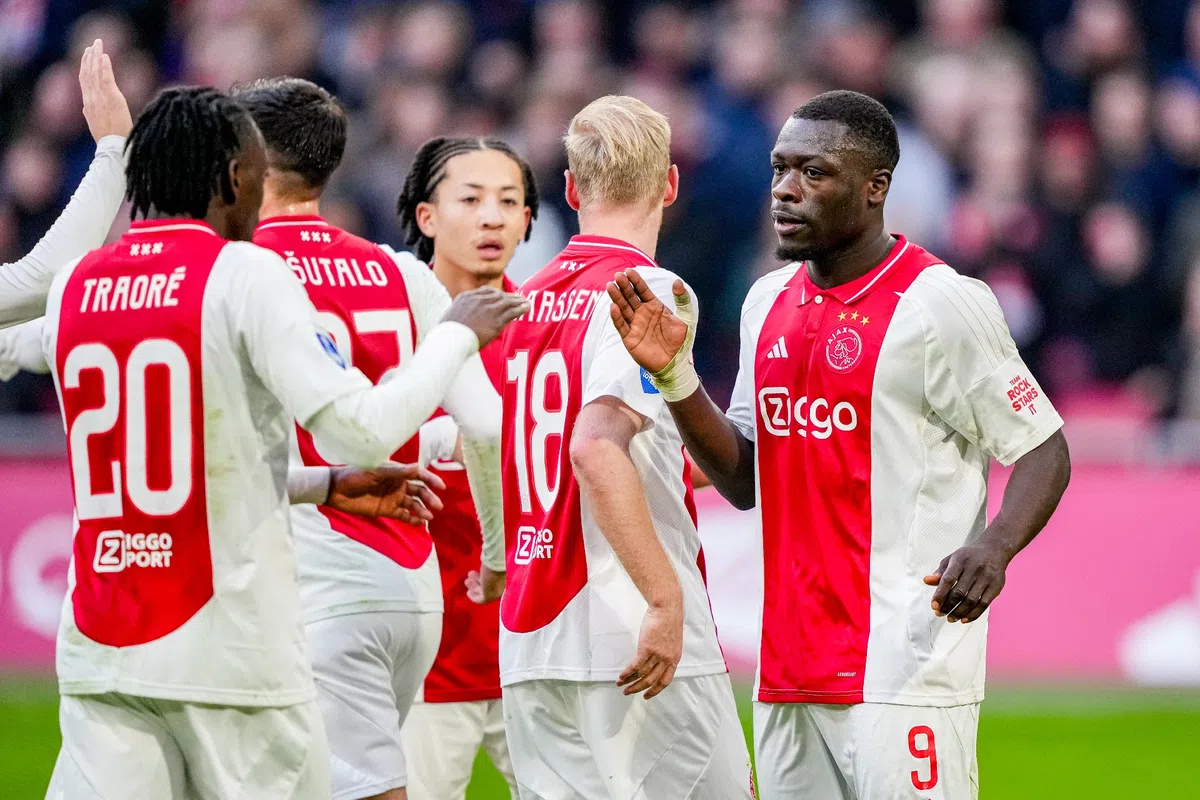 Ajax profiteert na feestduel in Arena maximaal van puntenverlies PSV