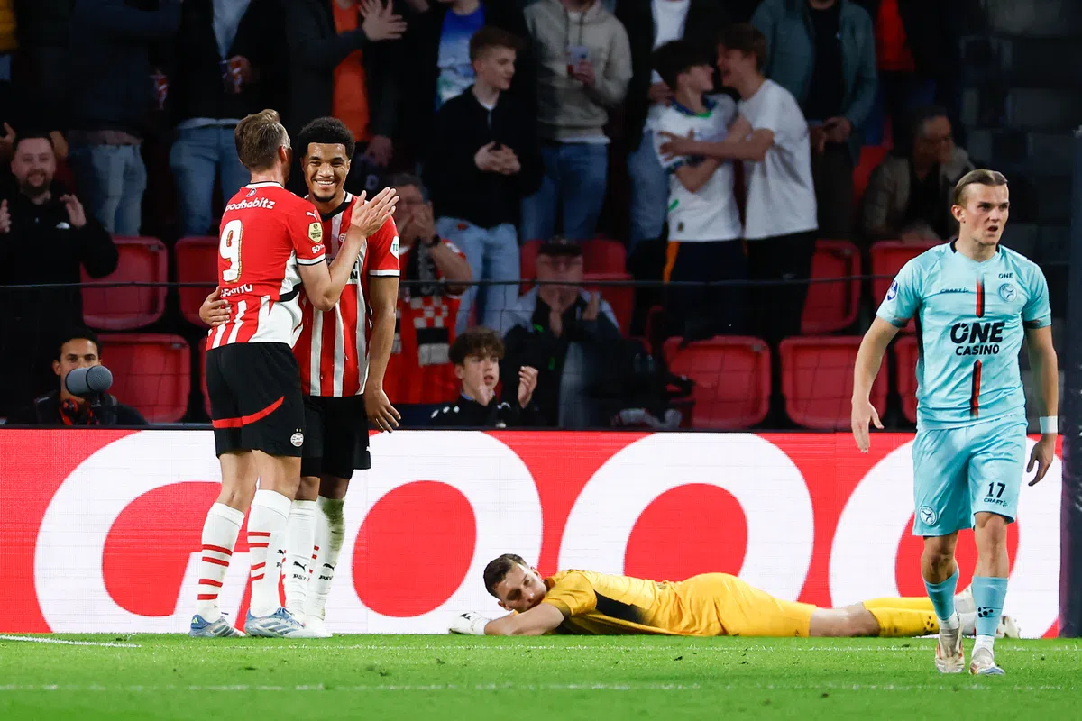 PSV wervelt als vanouds tegen Almere en behoudt marge op Feyenoord
