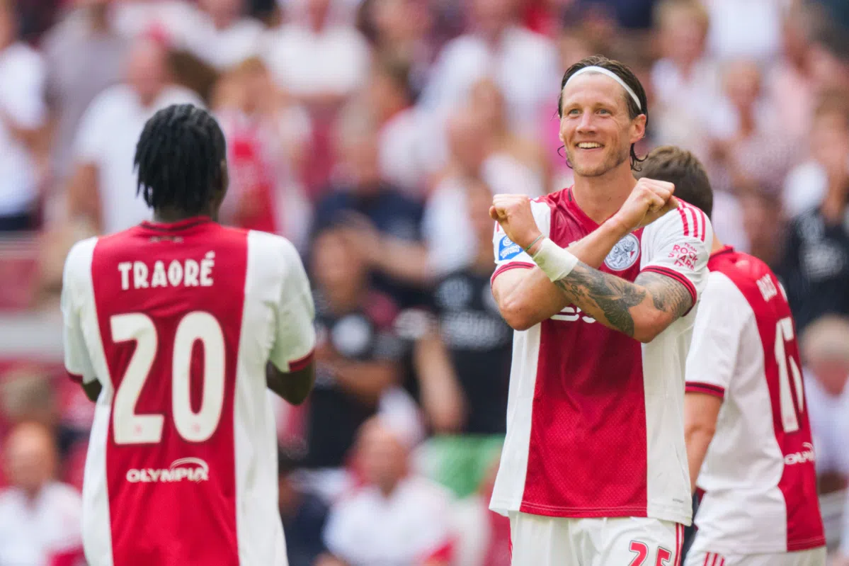 Weghorst helpt verdedigend labiel Ajax aan zege op Telstar