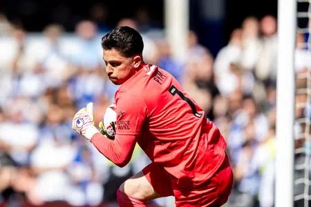 Grimsby-doelman én held geniet niet helemaal: 'Ik ben fan van Man Utd'