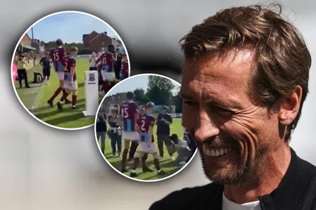 Peter Crouch krijgt lachers op zijn hand met rol bij Farnham Town