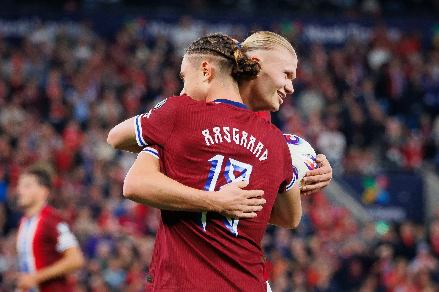 Goudhaantje Aasgaard prijst karakter Haaland na eerste hattrick voor ...