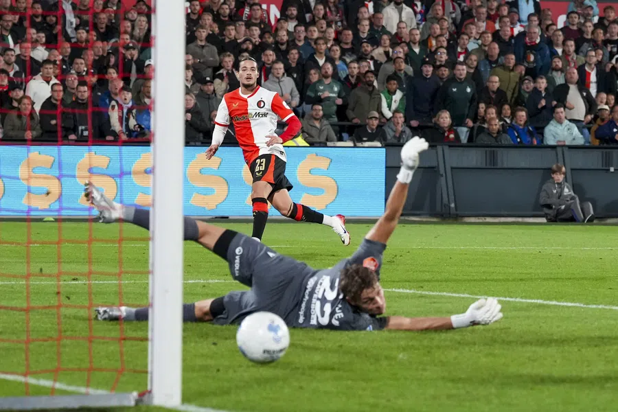 Positieve én negatieve hoofdrol voor Hadj Moussa bij benauwde zege Feyenoord