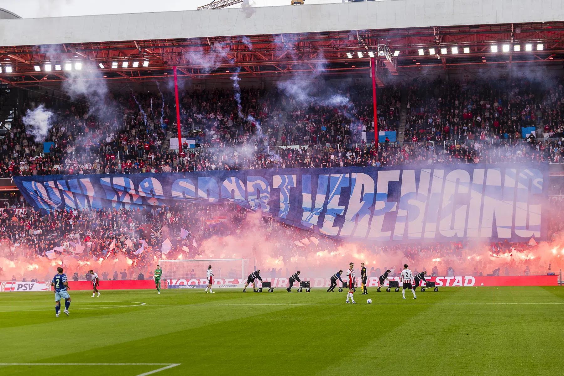 Verlate aftrap bij topper tussen PSV en Ajax door vuurwerk