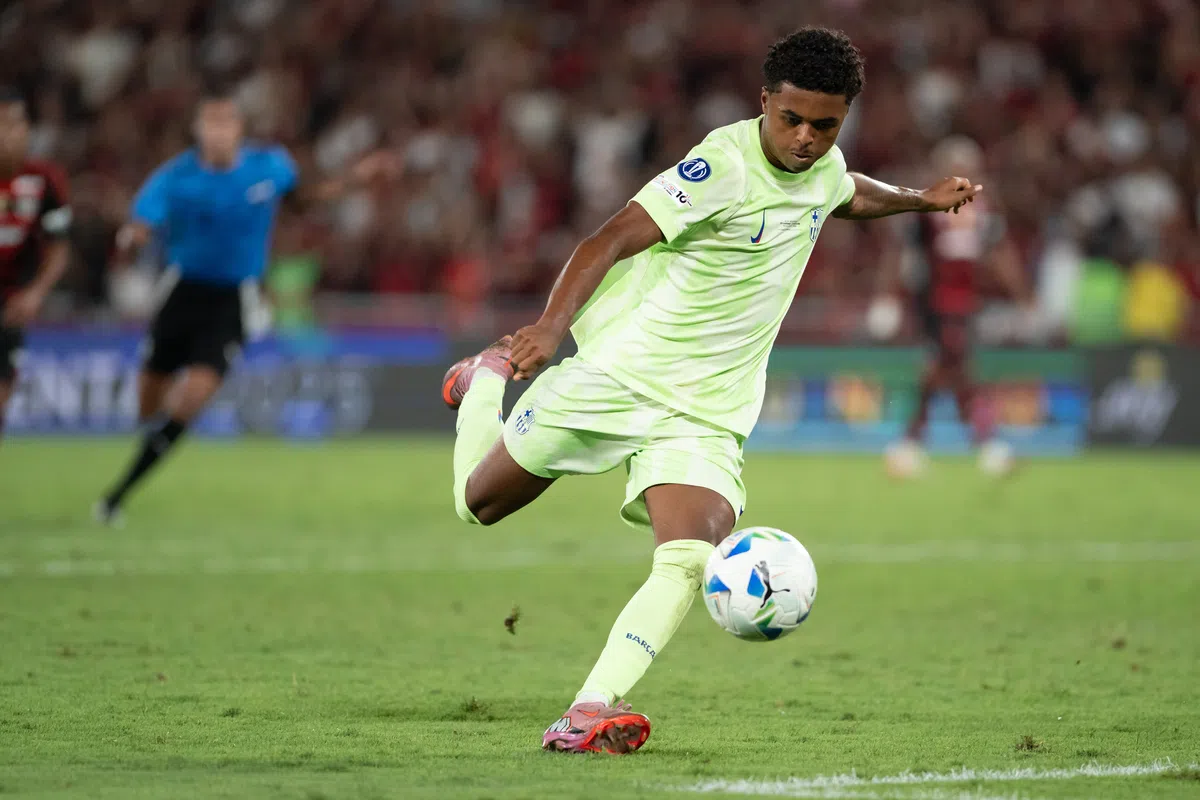 Shane Kluivert helpt Barcelona met fraaie goal aan Youth League-zege op PSG