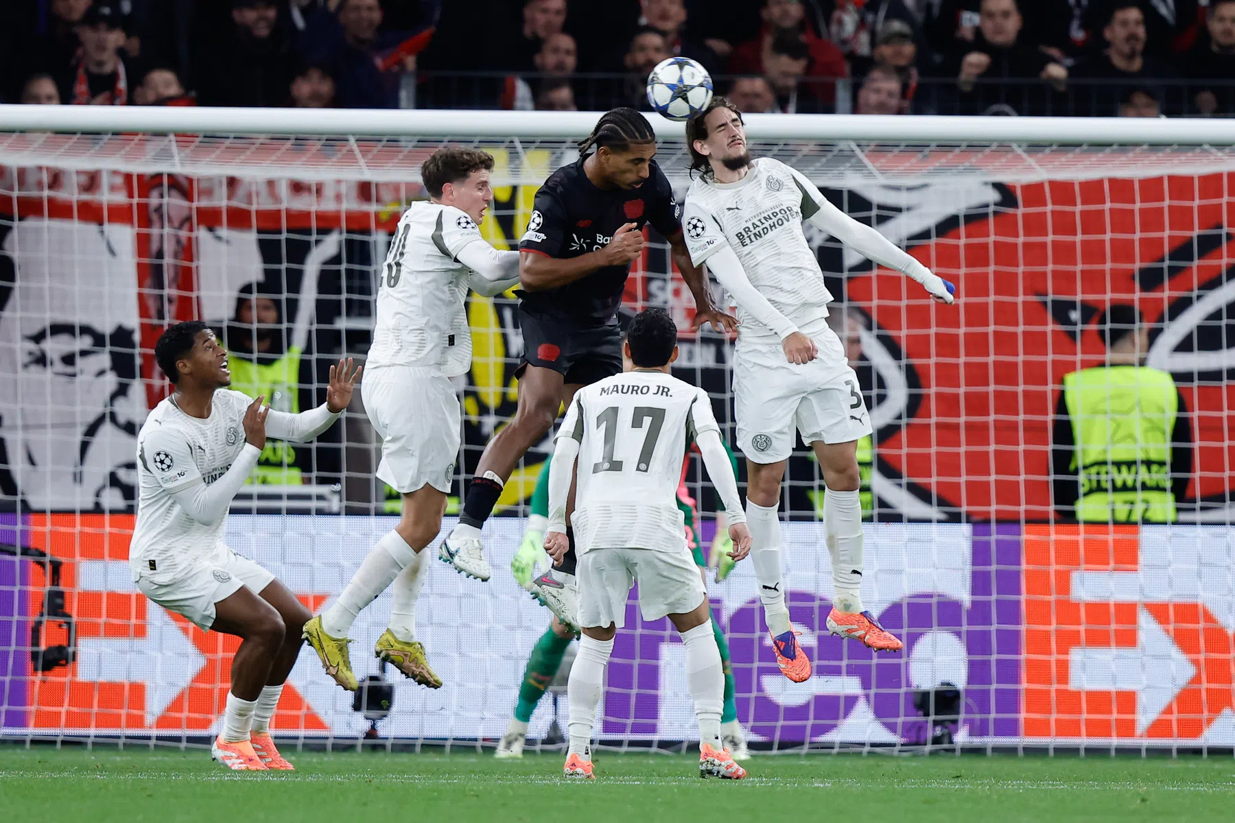 Duitse media zien fraaie goal Saibari bij 'valse start' Leverkusen in Europa