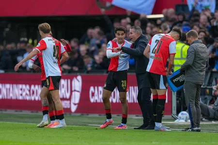 Van Persie verklaart onderonsje met Hake na 3-2 en is lyrisch over Ueda