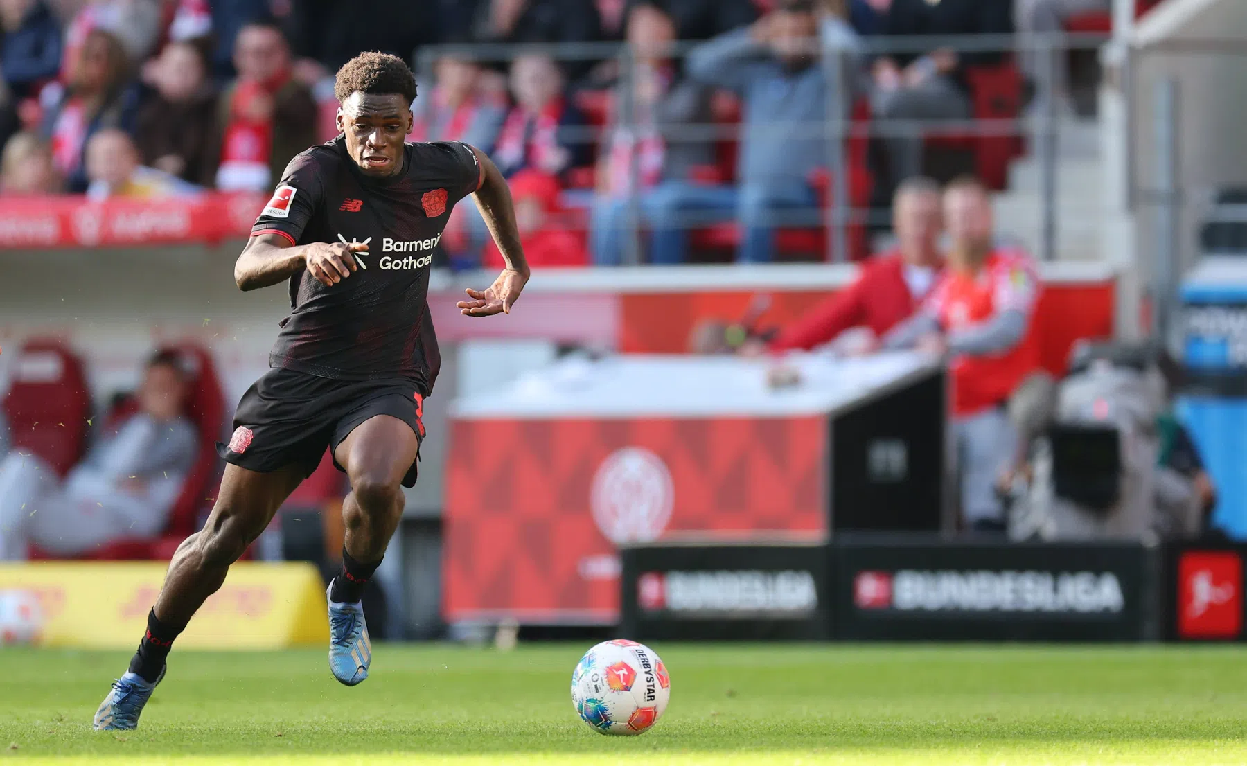 Poku bevestigt goede vorm en helpt Leverkusen aan vierde Bundesliga ...