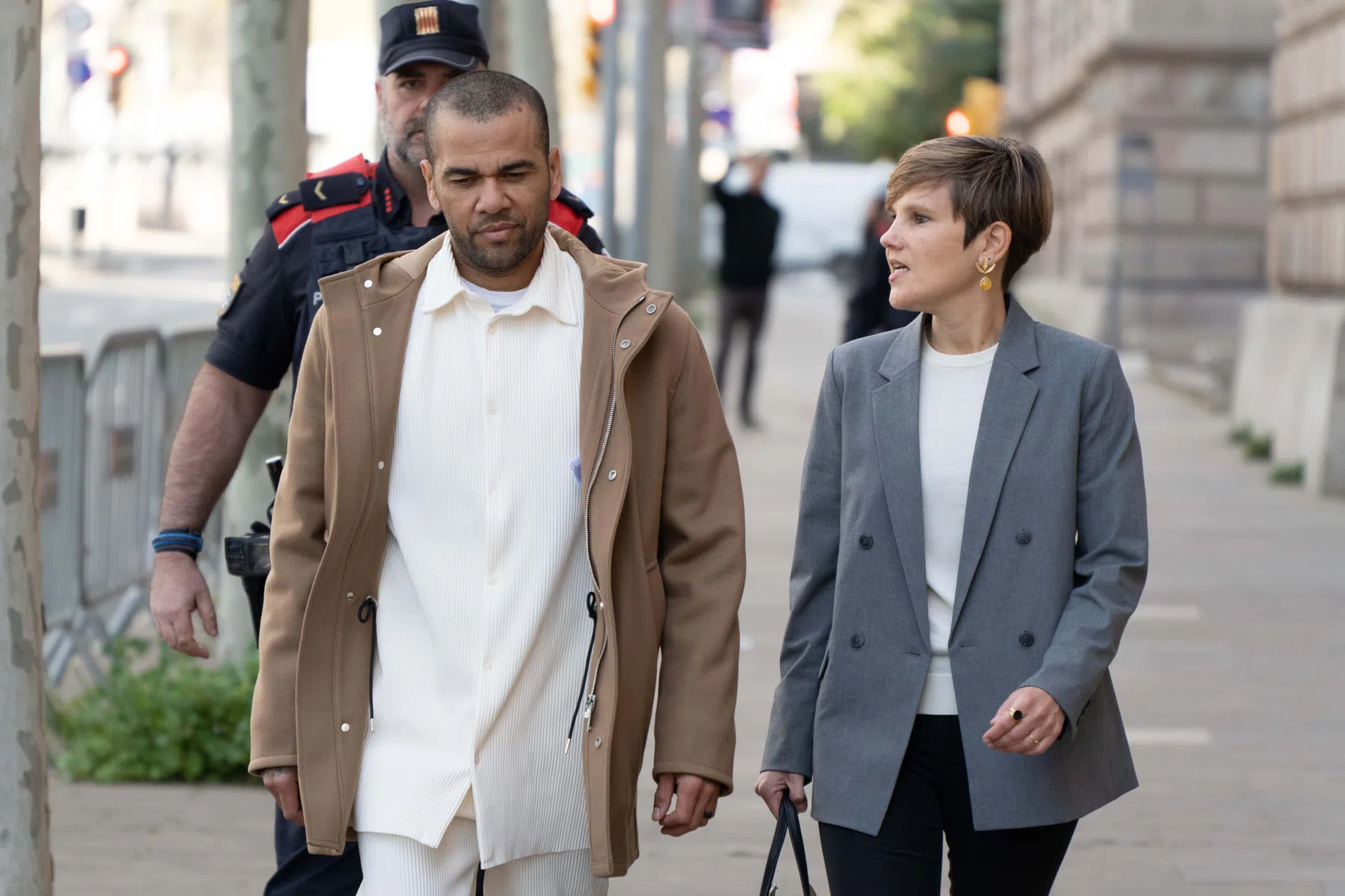 Vrijgesproken Dani Alves predikt in kerk Girona: 'Pact gesloten met God'