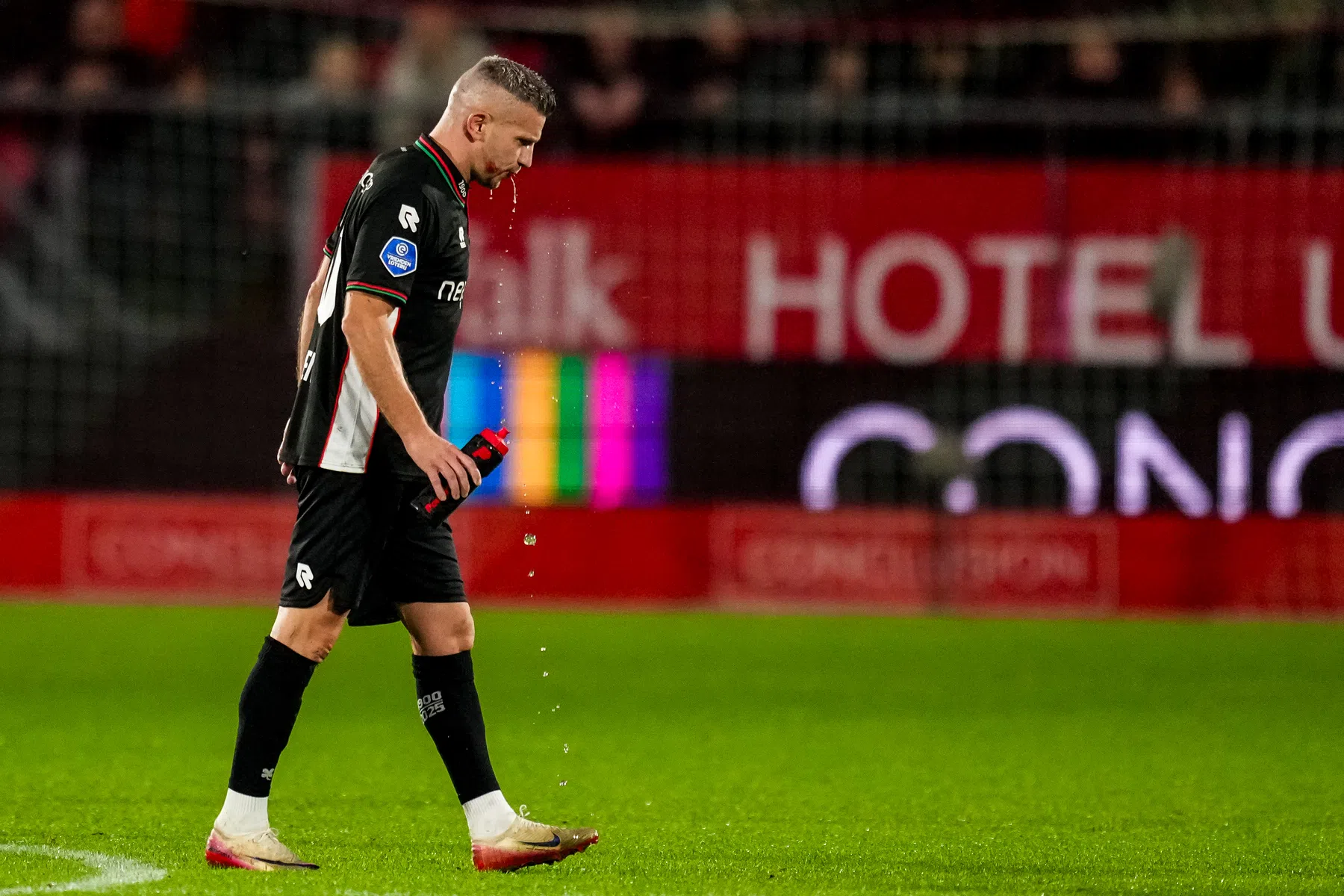 Linssen met bloedende lip naar kleedkamer Gözübüyük: 'Regel lijkt me ...