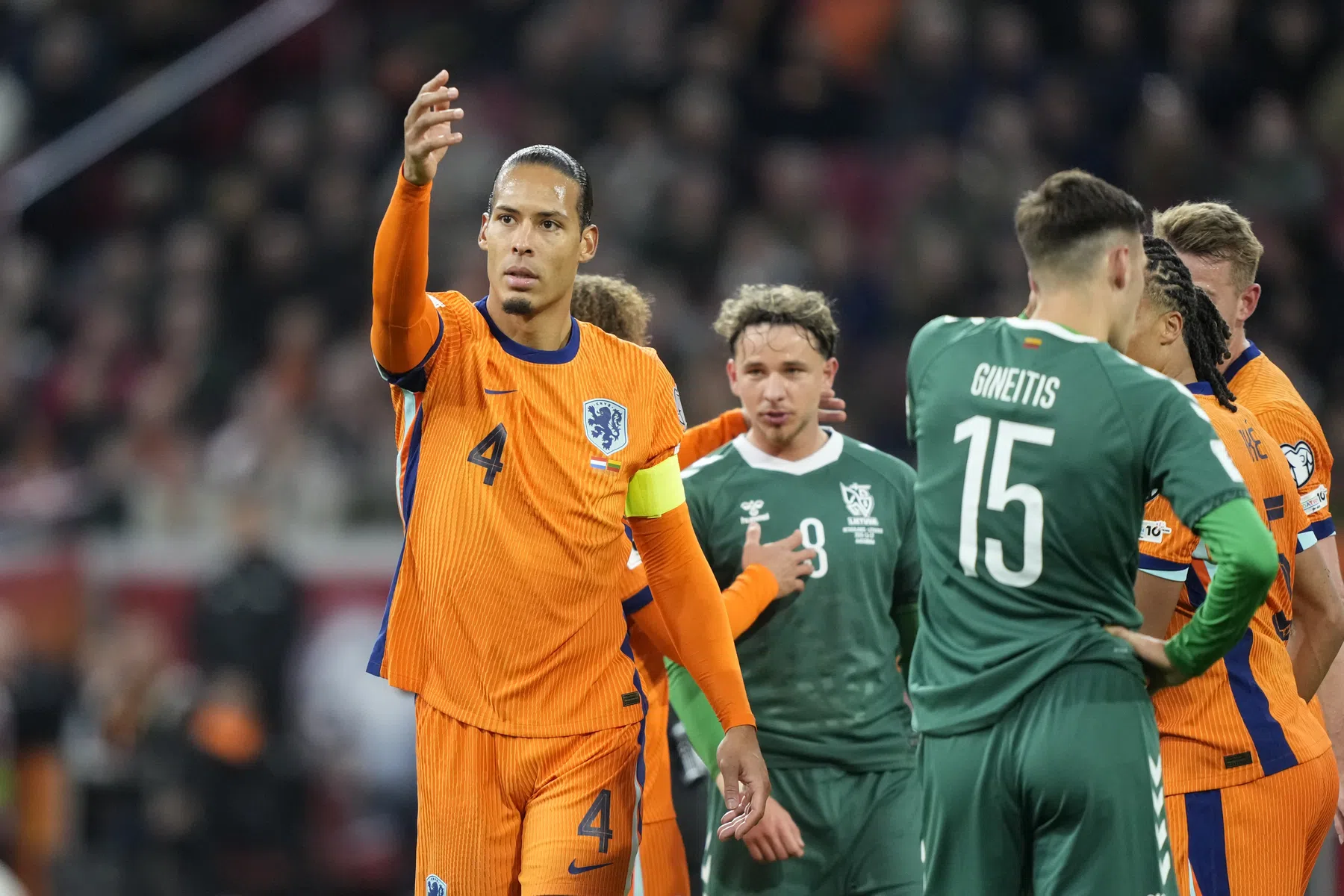 Recordhouder Van Dijk reageert op kritiek en hoopt op Suriname