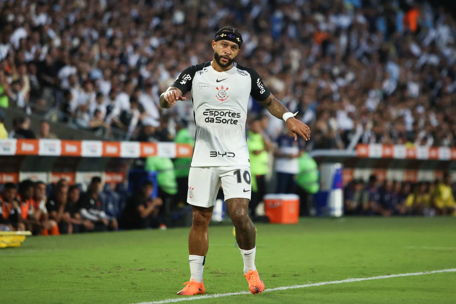 Memphis helpt Corinthians voor het eerst in zestien jaar aan de ...