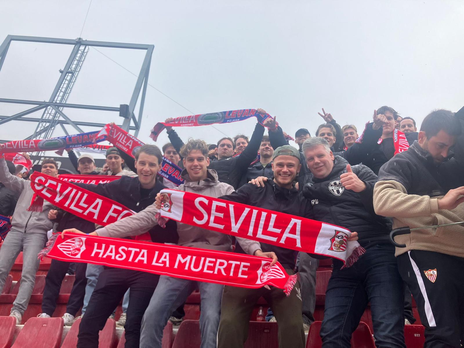 Dino's, regenpijpen en code rood: amateurclubs 's winters steeds vaker ...