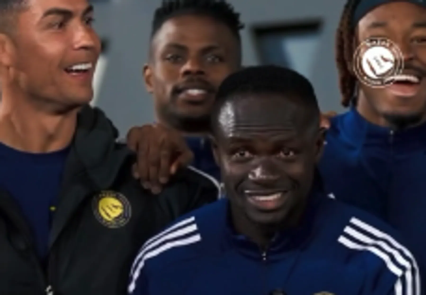 Ronaldo trakteert Afrika Cup-winnaar Mané op taart