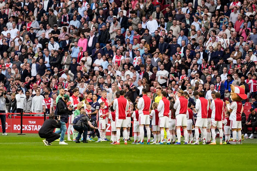 Erehaag voor PSV levert fluitconcert van Ajax-fans op