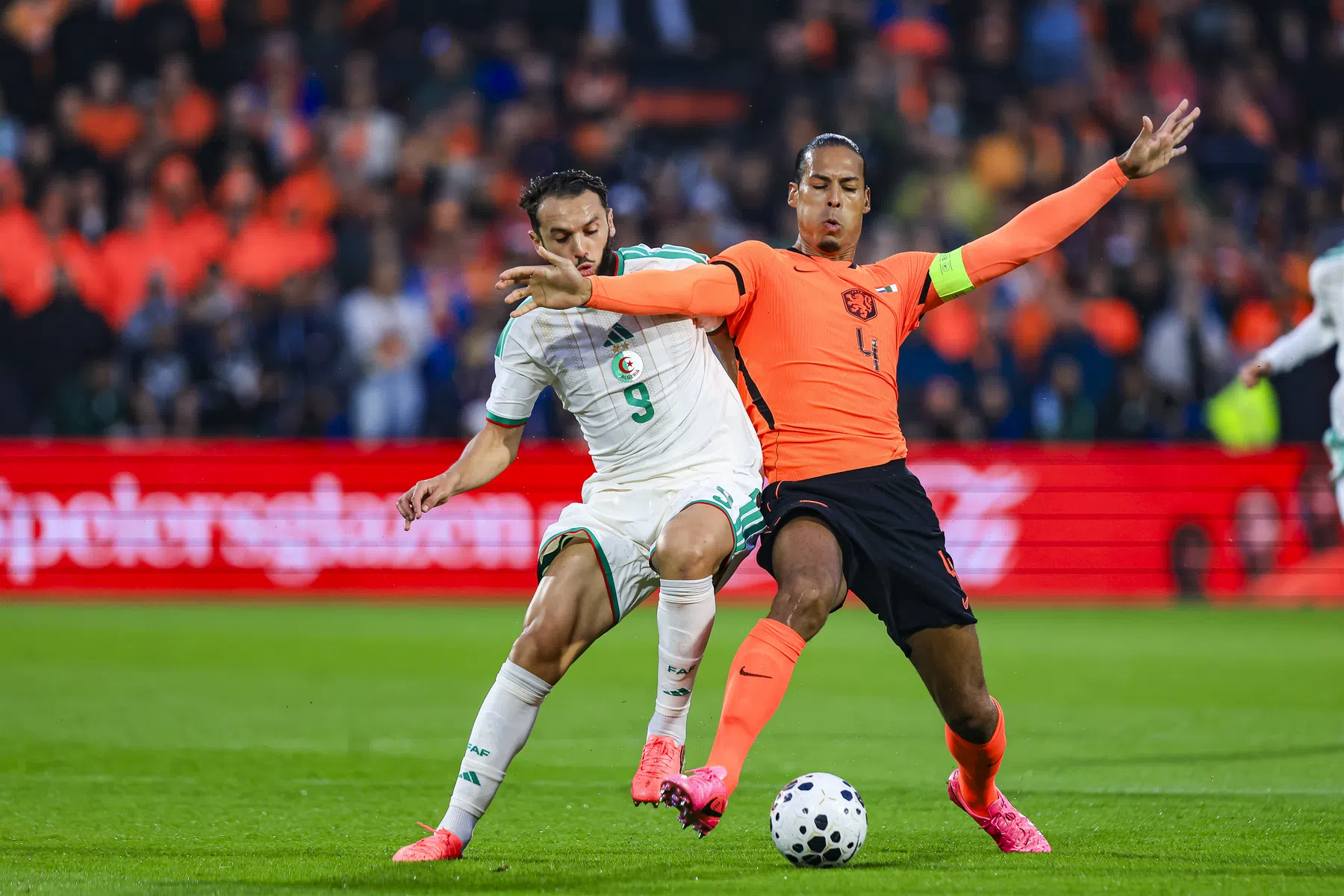 Van Dijk baalt van Oranje-uitglijder en reageert op ontslag Slot