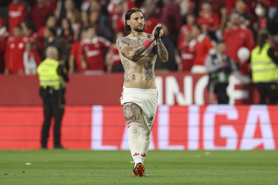 Sevilla zwaait Gudelj na zeven seizoenen op eervolle wijze uit