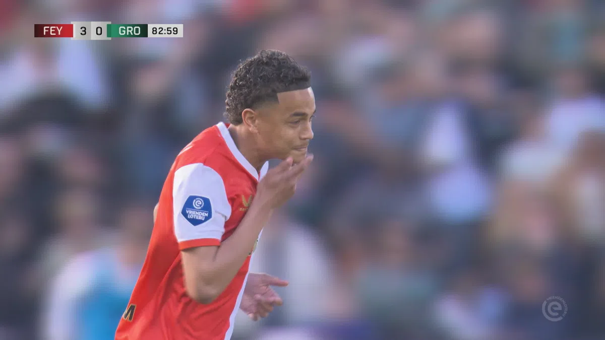 Wat een mijlpaal: Grootfaam valt in en is jongste debutant ooit voor ...
